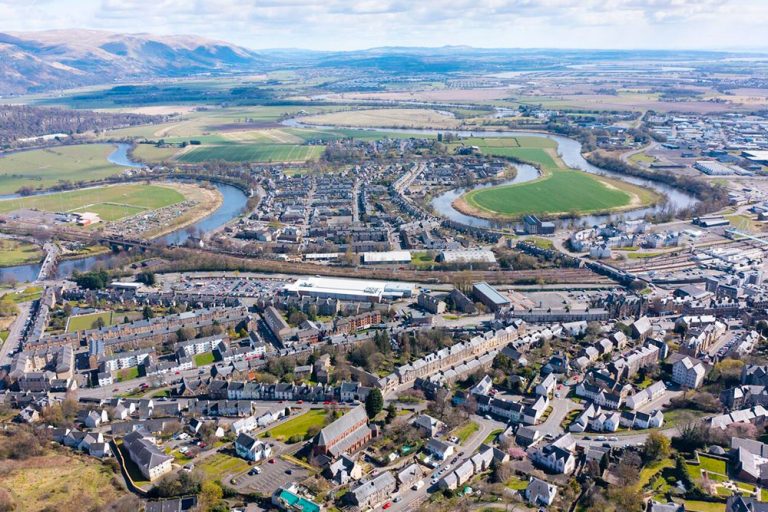 Cheapest Time to Fly to Scotland in 2026/2027 with Costs